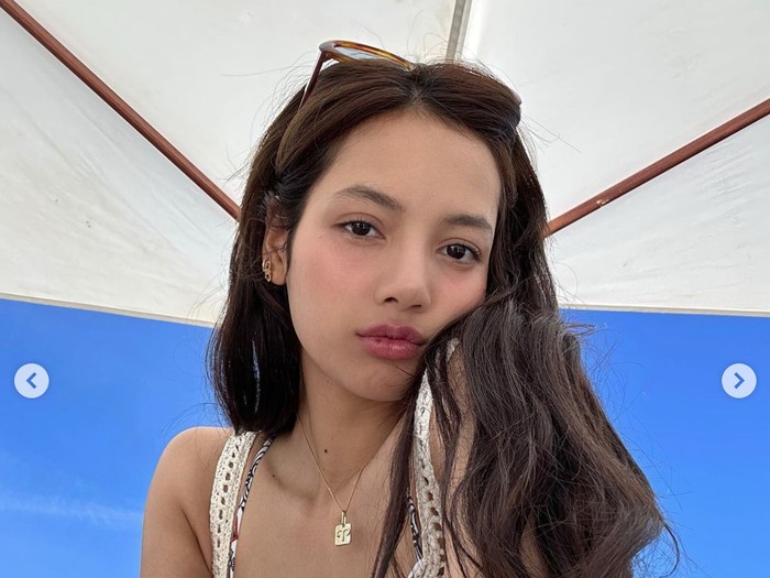 Gaya Seksi Lisa BLACKPINK Bikin Jisoo & Jennie Syok, Bokong Terekspos