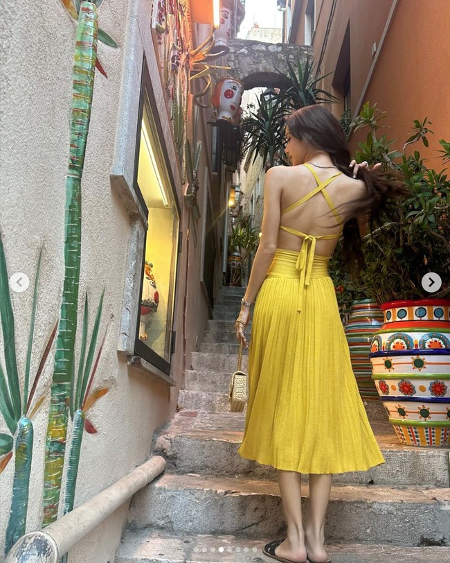 10 Gaya Lisa BLACKPINK Liburan di Yunani, Bikin Heboh Pakai Bikini Tiga Kali