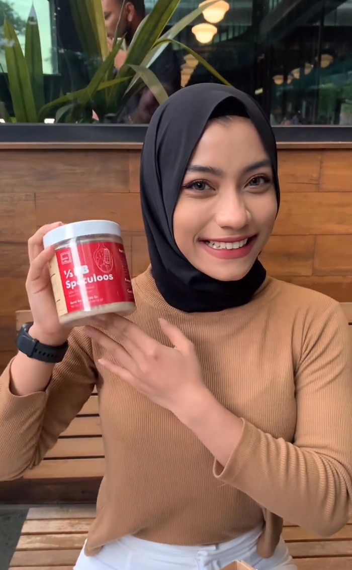 Disebut Mirip Oklin Fia, Ini Sosok Oky Olivia Saat Hangout di Kafe