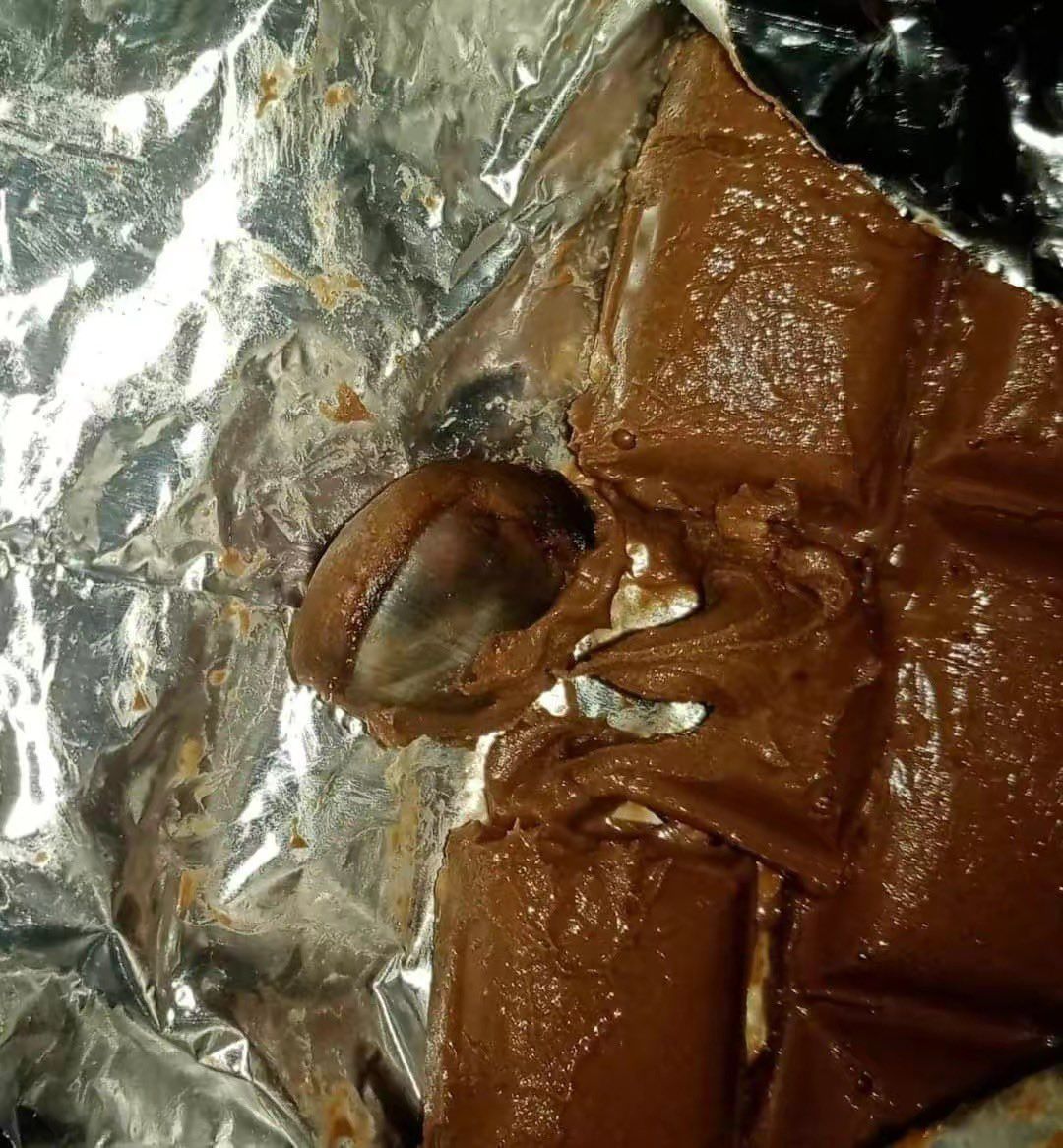 Bikin Mual! Netizen Ini Temukan Potongan Jari Kaki Manusia di Cokelat Bikin Mual! Netizen Ini Temukan Potongan Jari Kaki Manusia di Cokelat