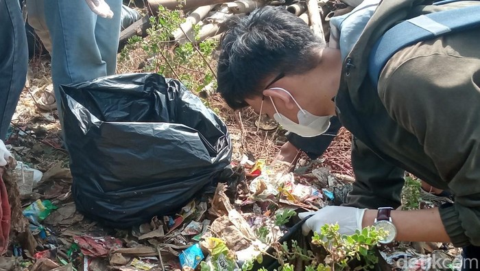 Aksi Bersih-bersih Sampah di Pantai Kesenden Cirebon
