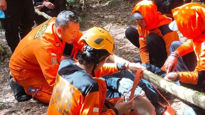 Pendaki Perempuan Cedera Kaki Di Pos 8 Gunung Bawakaraeng Dievakuasi