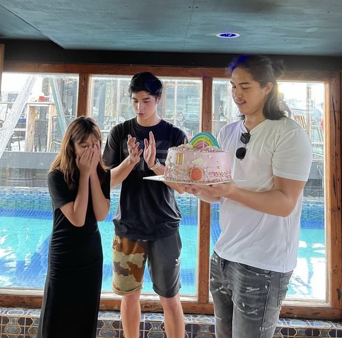 Momen Seru Al Ghazali Nikmati Steak dan Kue Favoritnya