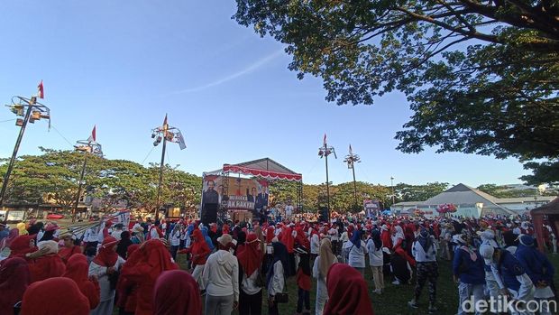 Ketua DPRD Makassar Jalan Sehat Kemerdekaan Bareng Warga Tamalanrea Ketua DPRD Makassar Jalan Sehat Kemerdekaan Bareng Warga Tamalanrea