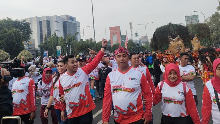 Pendukung Ganjar Ramaikan CFD Bekasi, Pawai Marching Band hingga Barongsai Pendukung Ganjar Ramaikan CFD Bekasi, Pawai Marching Band hingga Barongsai
