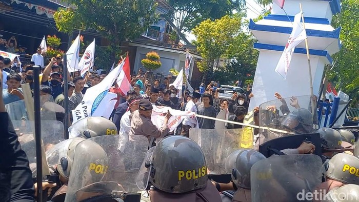 Ini Penyebab Demo Tolak Rocky Gerung di Sampang Ricuh Ini Penyebab Demo Tolak Rocky Gerung di Sampang Ricuh
