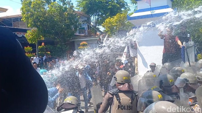 Gagal Bertemu Bupati, Demo Tolak Rocky Gerung di Sampang Dibubarkan Polisi Gagal Bertemu Bupati, Demo Tolak Rocky Gerung di Sampang Dibubarkan Polisi