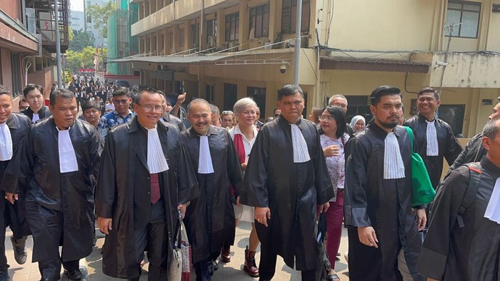 Kamaruddin Simanjuntak Datangi Bareskrim Pakai Toga Usai Jadi Tersangka ... Kamaruddin Simanjuntak Datangi Bareskrim Pakai Toga Usai Jadi Tersangka ...