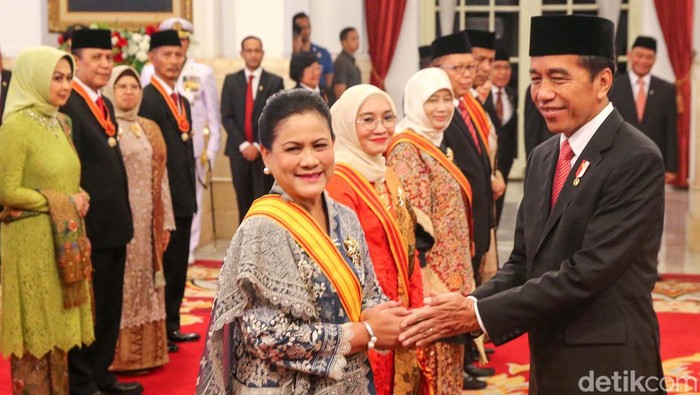 Senyum Iriana Terima Tanda Kehormatan dari Jokowi