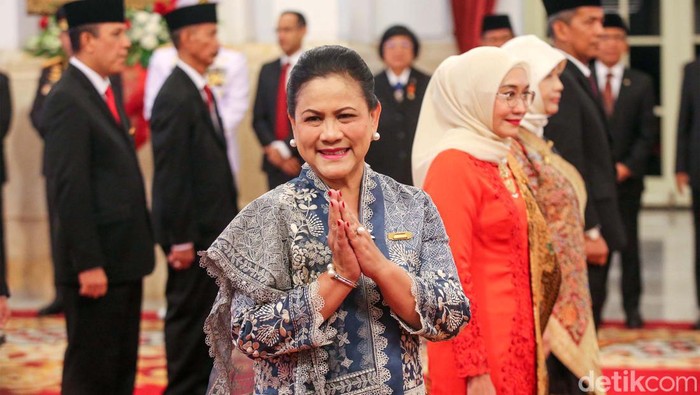 Senyum Iriana Terima Tanda Kehormatan dari Jokowi