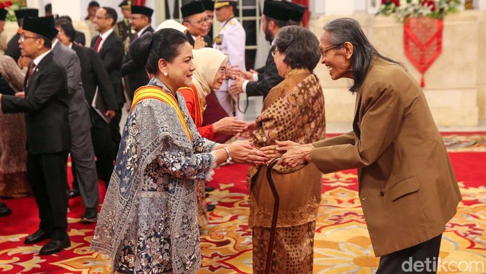 Senyum Iriana Terima Tanda Kehormatan dari Jokowi