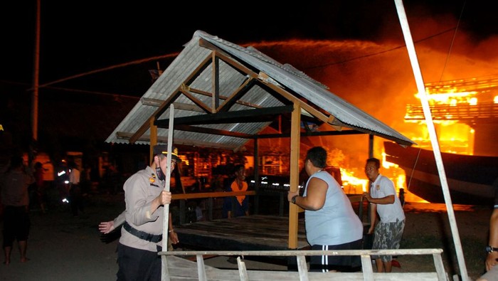 Puluhan Kapal Nelayan di Pelabuhan Jongor Tegal Terbakar Puluhan Kapal Nelayan di Pelabuhan Jongor Tegal Terbakar