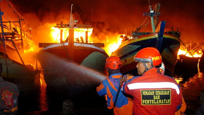 Puluhan Kapal Nelayan di Pelabuhan Jongor Tegal Terbakar Puluhan Kapal Nelayan di Pelabuhan Jongor Tegal Terbakar