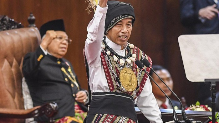 Jokowi Pakai Baju Adat Tanimbar Maluku Netizen Bereaksi