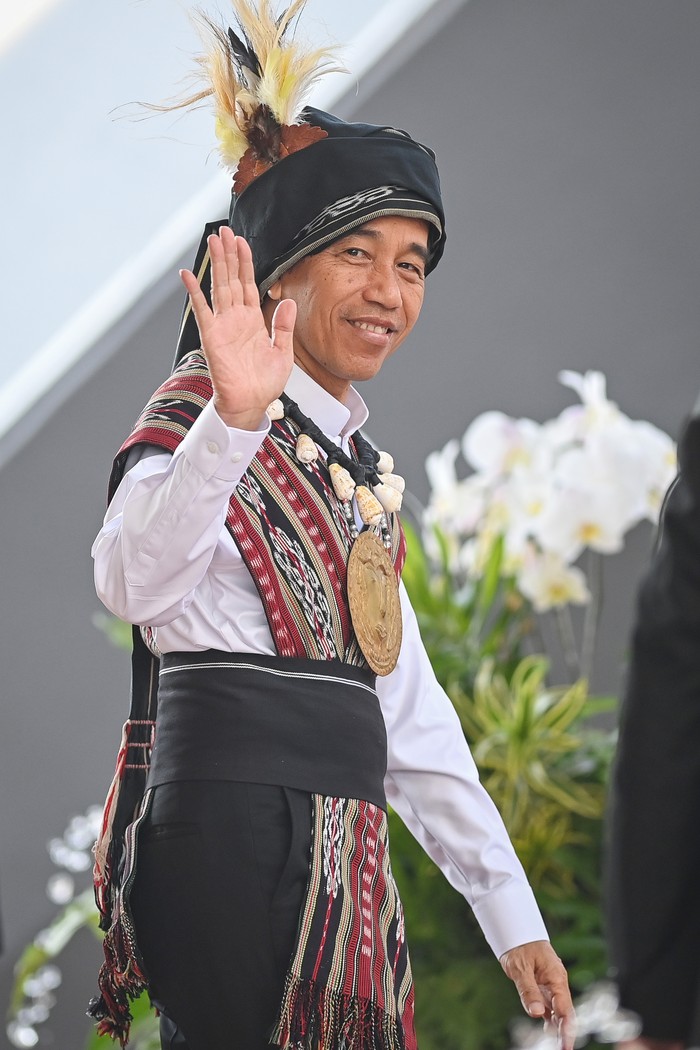 Filosofi Tenun Ikat Baju Adat Tanimbar yang Dipakai Jokowi