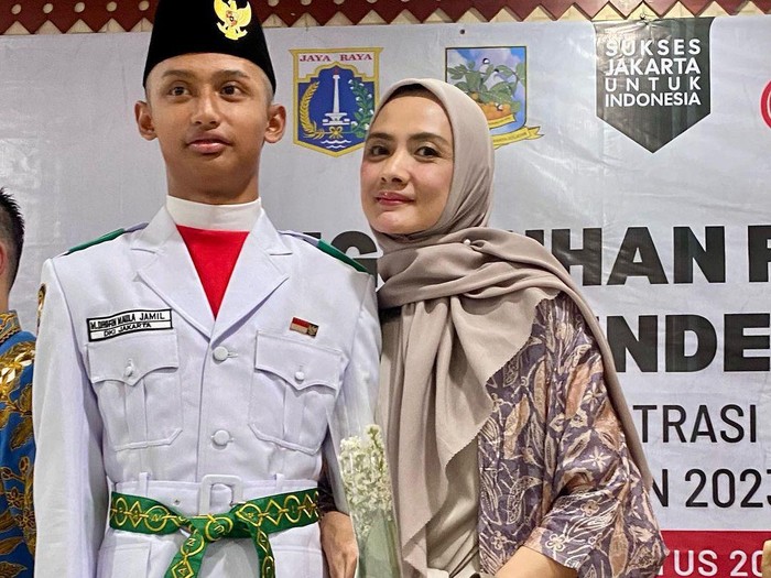 Gaya Cool Dhofin di Kamera, Putra Ibnu Jamil yang Jadi Paskibraka