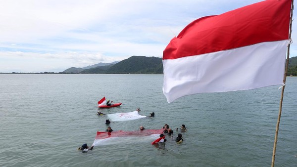 Potret Pembentangan Bendera Merah Putih di Laut