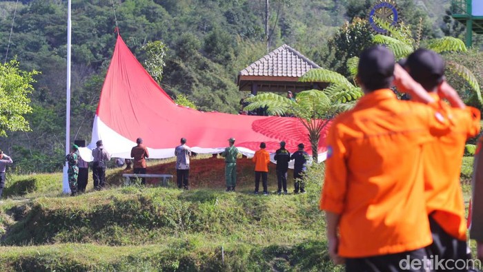 Potret Pengibaran Bendera Merah Putih Raksasa Berlatar Puncak Merapi
