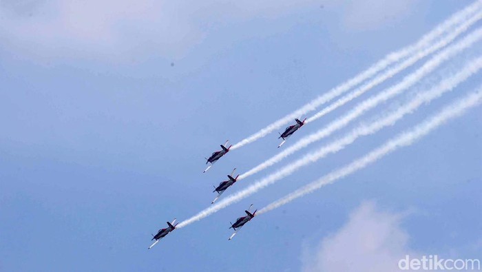 Parade dan Atraksi Pesawat Meriahkan HUT ke-78 RI Parade dan Atraksi Pesawat Meriahkan HUT ke-78 RI