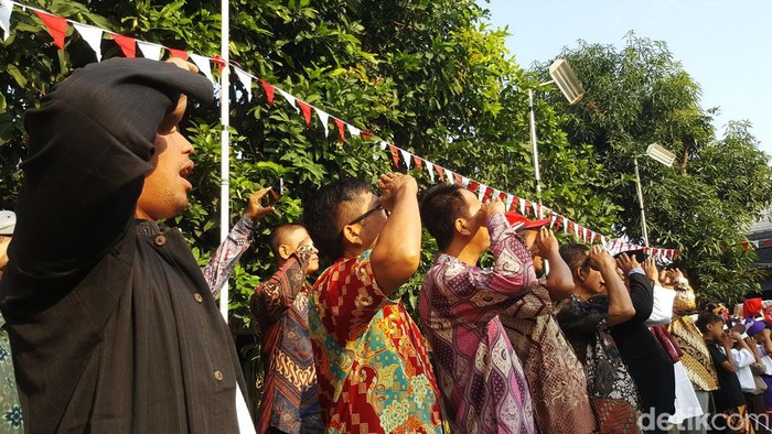 Potret Warga Peringati HUT RI dengan Upacara Bendera
