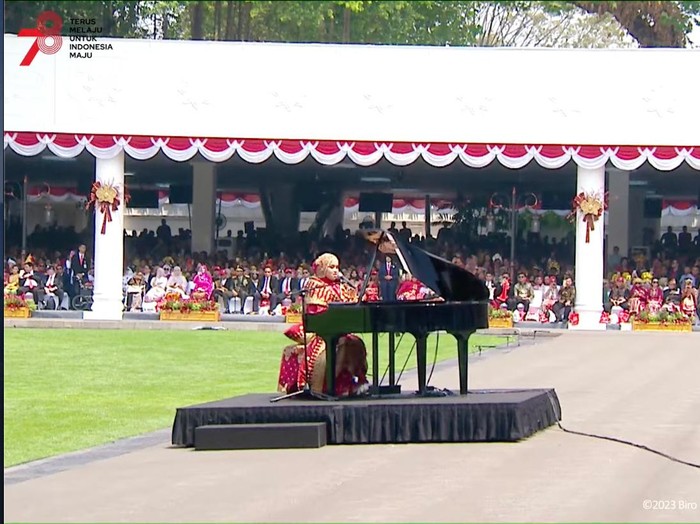 Aksi Putri Ariani Nyanyi Rungkad Hebohkan HUT Ke-78 RI di Istana Merdeka