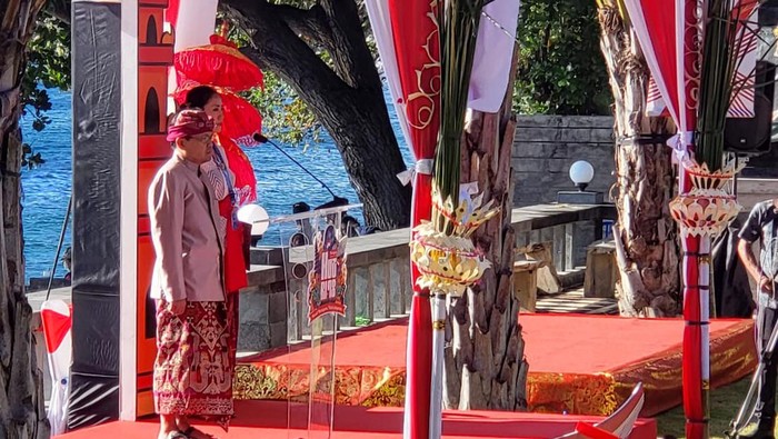 Unik! Bendera Merah Putih juga Berkibar dari Bawah Laut
