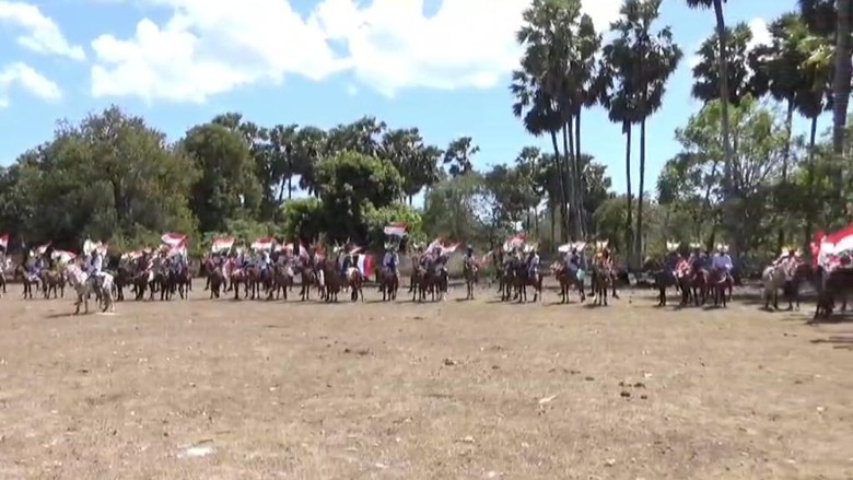 Unik! Upacara Bendera HUT RI di Rote Ndao, Warga Berkuda