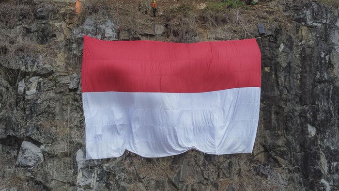 Bingkai Sepekan: Pengibaran Sang Saka Merah Putih Terbesar-Terunik