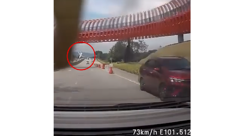 Terekam Kamera Dasbor Mobil, Ini Detik-detik Pesawat Malaysia Jatuh Terekam Kamera Dasbor Mobil, Ini Detik-detik Pesawat Malaysia Jatuh