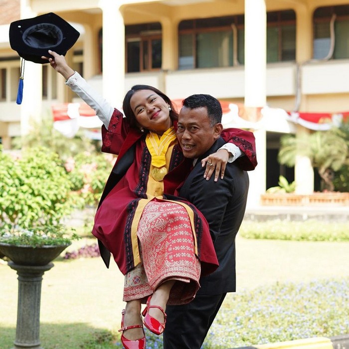 6 Gaya Jian Ayune Sundul Langit Anak Bupati yang Lulus Cumlaude