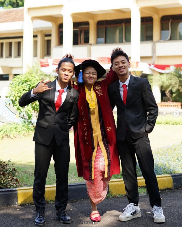 6 Gaya Jian Ayune Sundul Langit Anak Bupati yang Lulus Cumlaude