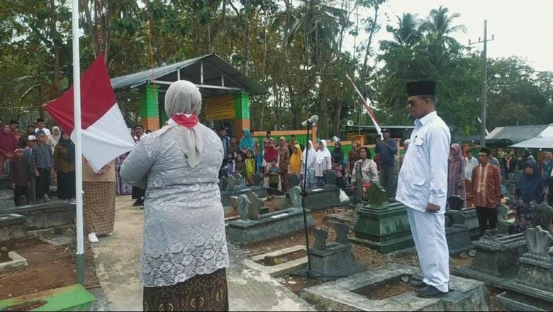 Unik! Warga di Blitar Rayakan Upacara Kemerdekaan di Kuburan