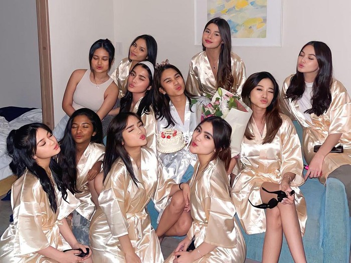 Momen Seru Azizah Putri Andre Rosiade Bareng Bestie Bridal Shower-Nikah Momen Seru Azizah Putri Andre Rosiade Bareng Bestie Bridal Shower-Nikah