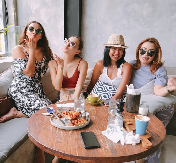 Dewi Rezer Saat Santai di Kafe Bali Bareng Kekasih dan Sahabat