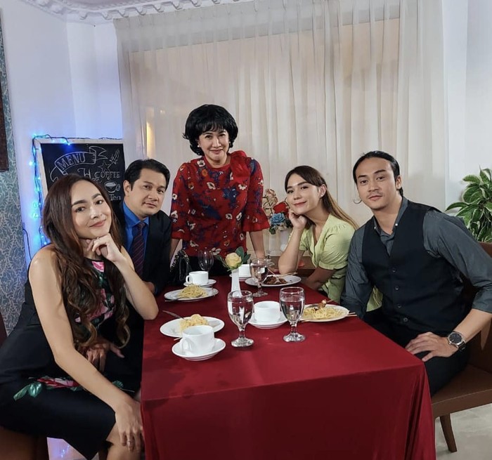 Dewi Rezer Saat Santai di Kafe Bali Bareng Kekasih dan Sahabat - Foto 7