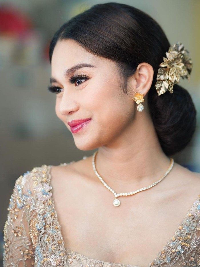 7 Senyuman Manis Azizah Salsha di Momen Pernikahan dengan Pratama Arhan 7 Senyuman Manis Azizah Salsha di Momen Pernikahan dengan Pratama Arhan