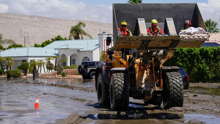 Momen Evakuasi Penghuni Panti Jompo yang Terdampak Badai Hilary