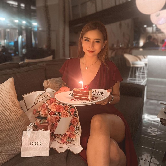 Verny Hasan Pamer Momen Kuliner, Nongkrong di Kafe hingga Floating ...