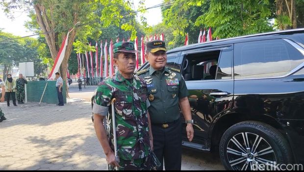 KSAD Dudung Tiba-tiba Turun dari Mobil Temui Prajurit Cedera di Banyuwangi KSAD Dudung Tiba-tiba Turun dari Mobil Temui Prajurit Cedera di Banyuwangi
