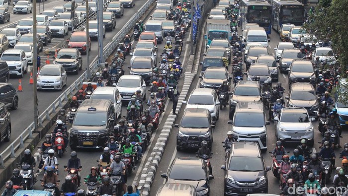 Potret Macet Sore Ini, Biang Kerok yang Bikin Ibu Kota 'Bengek'