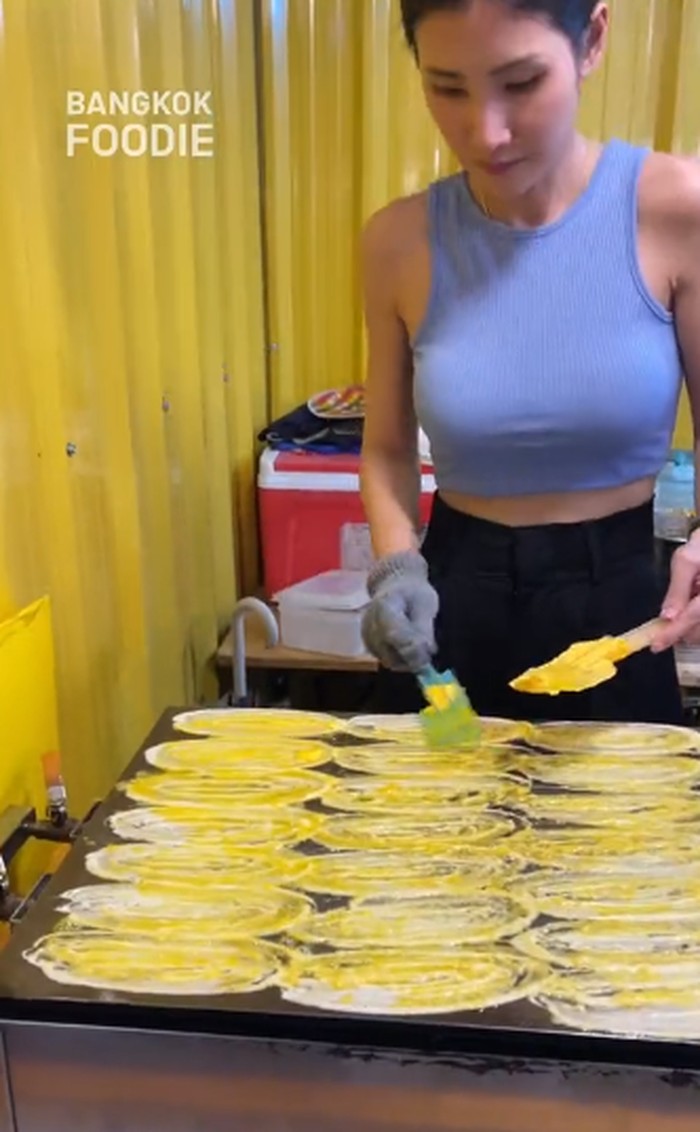 Ramping! Penjual Pancake Cantik Ini Viral di TikTok
