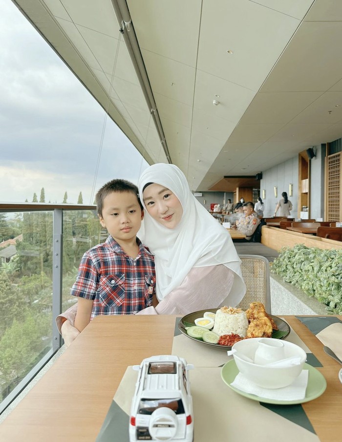 Pesona Larissa Chou Saat Santai di Kafe dan Belajar Bikin Kue