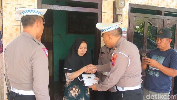 Polisi Santuni 4 Korban Laka Truk Tangki Tabrak Penonton Karnaval Pacet