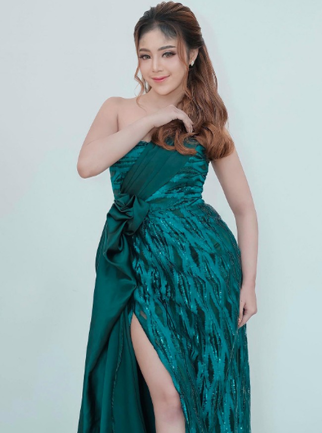 7 Potret Prigel Pangayu, Sinden Campursari yang Kecantikannya Viral