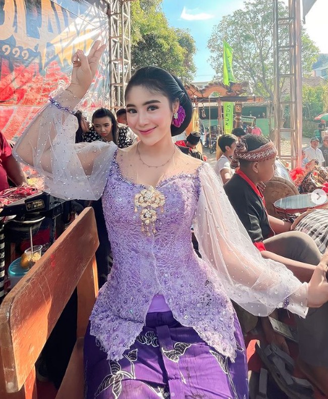 7 Potret Prigel Pangayu, Sinden Campursari yang Kecantikannya Viral