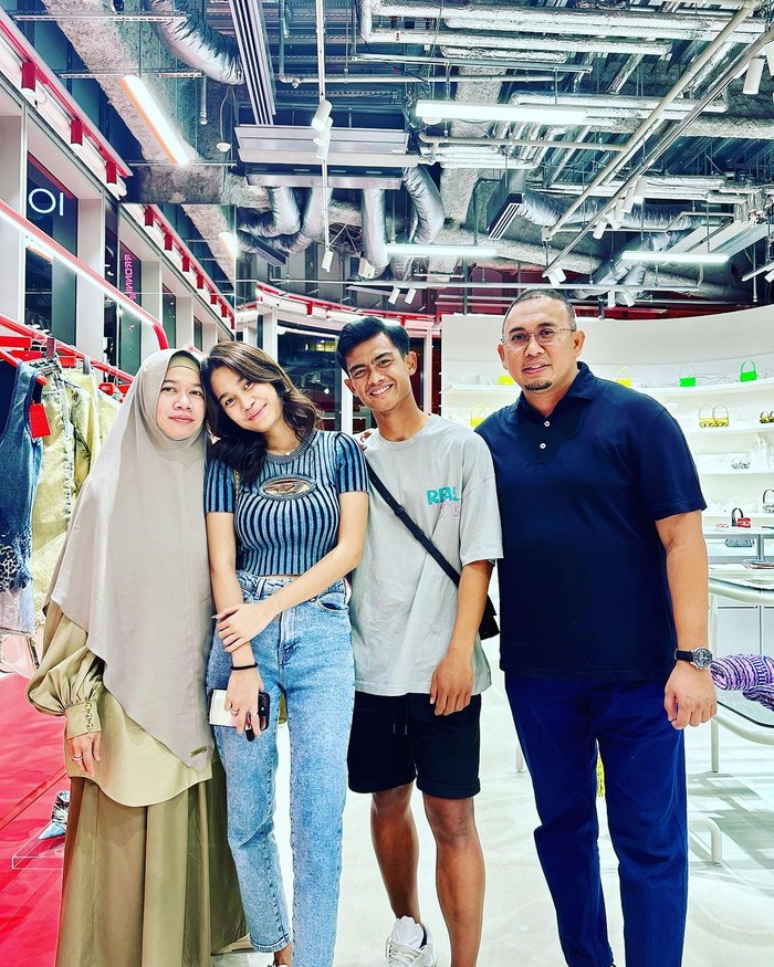 7 Momen Kebersamaan Andre Rosiade-Azizah Salsha, Father-Daughter Goals! 7 Momen Kebersamaan Andre Rosiade-Azizah Salsha, Father-Daughter Goals!