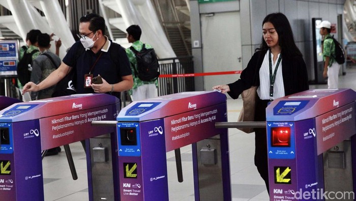 Hari Kedua Beroperasi, Banyak Pekerja Pakai LRT Jabodebek