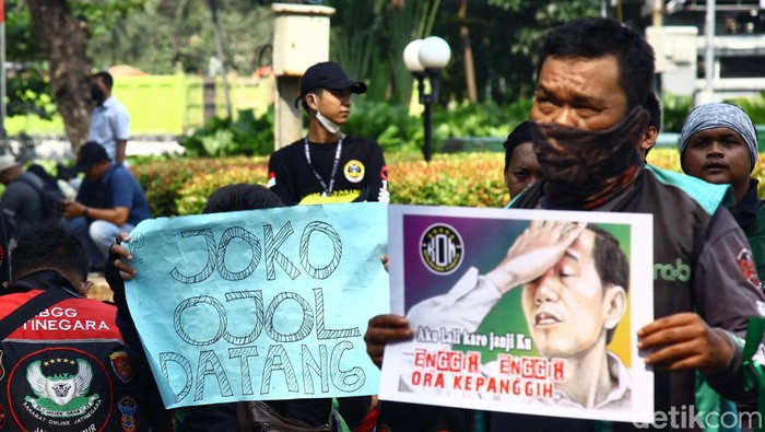 Minta Payung Hukum, Massa Ojol Geruduk Patung Kuda