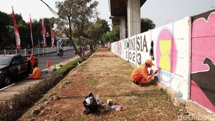Sambut KTT ASEAN 2023, Jalan Taman Mini Dihiasi Mural