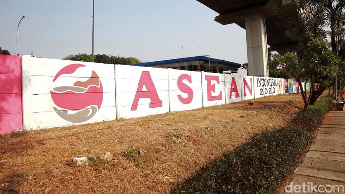 Sambut KTT ASEAN 2023, Jalan Taman Mini Dihiasi Mural